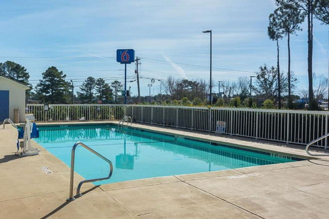 Motel 6 Newnan