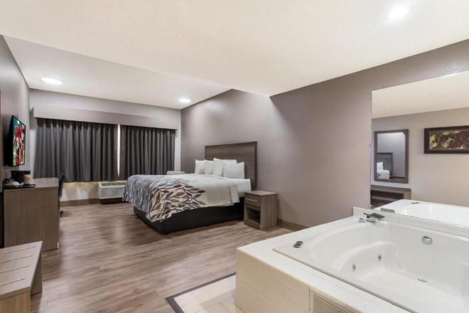 Red Roof Inn & Suites