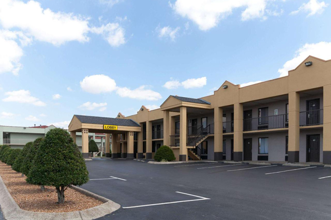 Super 8 by Wyndham Clarksville Northeast