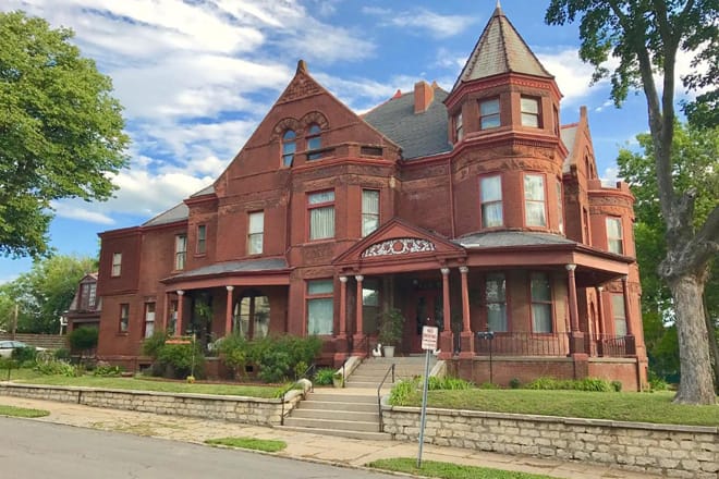 Vineyard Mansion & Carriage House Bed & Breakfast