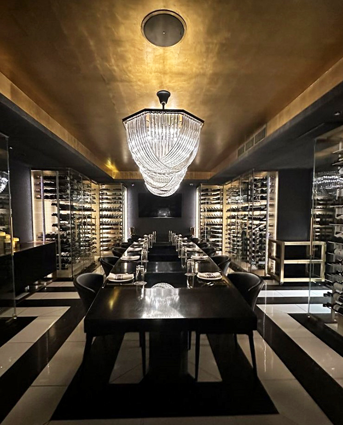 Emerald walls embrace white-clothed tables &ndash; dining becomes theater in this jewel-box setting.