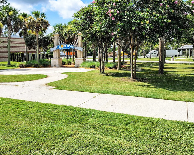 Beyond the welcome arch, Florida unfurls its lush carpet of green spaces and flowering trees. Paradise awaits.