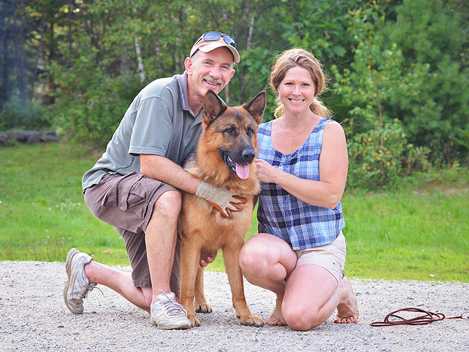 The genuine smiles say it all &ndash; this special bond between humans and their German Shepherd companion captures the heart of the Seelenvoll experience.