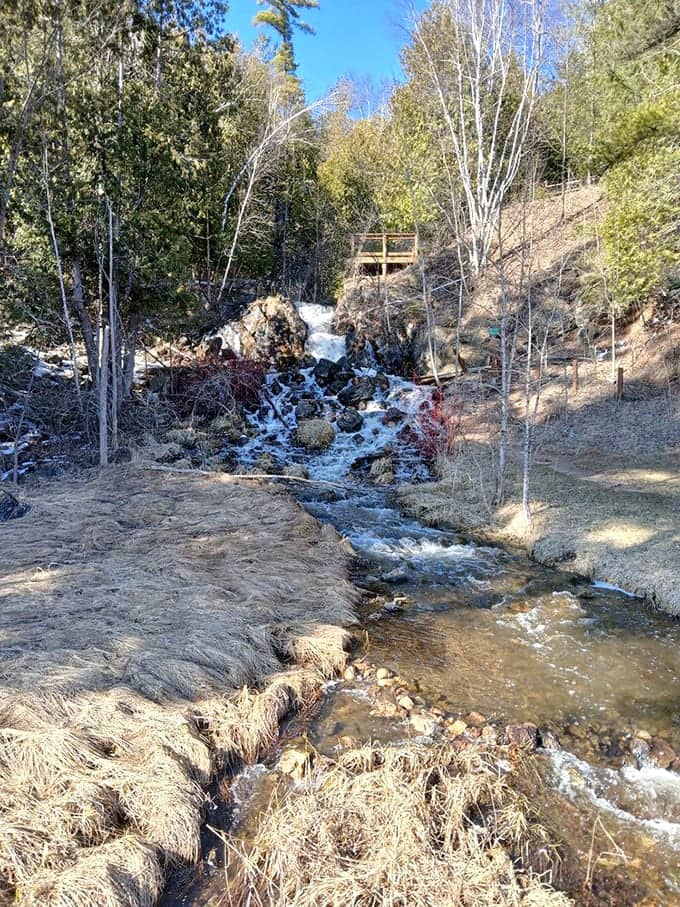 Fumee Falls pours over dark volcanic rock in a peaceful corner where nature still keeps some secrets from the crowds.