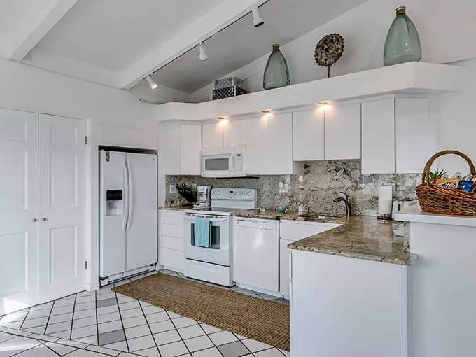 A fully equipped kitchen means you can channel your inner chef or just make really good sandwiches, no judgment either way.