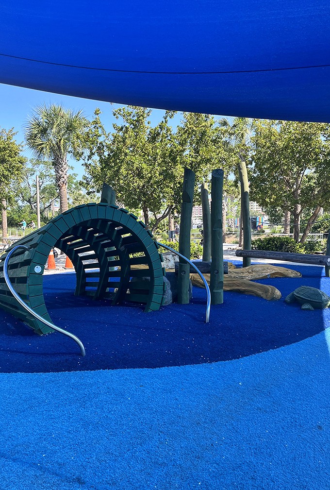 Tunnel-like structures in brilliant blue create mysterious passageways for little adventurers to discover their own underwater world.