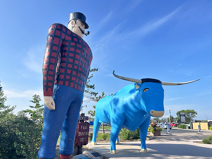 From this angle, Paul seems to be keeping a watchful eye on Babe, partners in mythical crime for over eight decades.