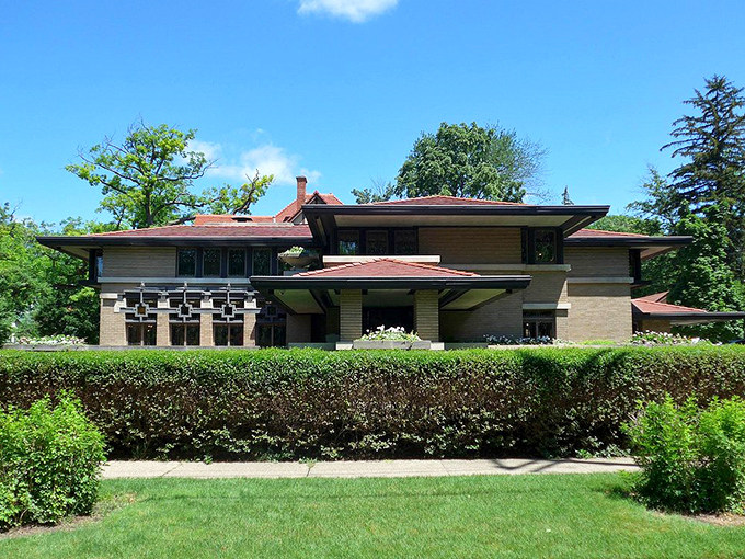 Frank Lloyd Wright’s Meyer May House exemplifies Prairie School design, blending gracefully with its natural surroundings.