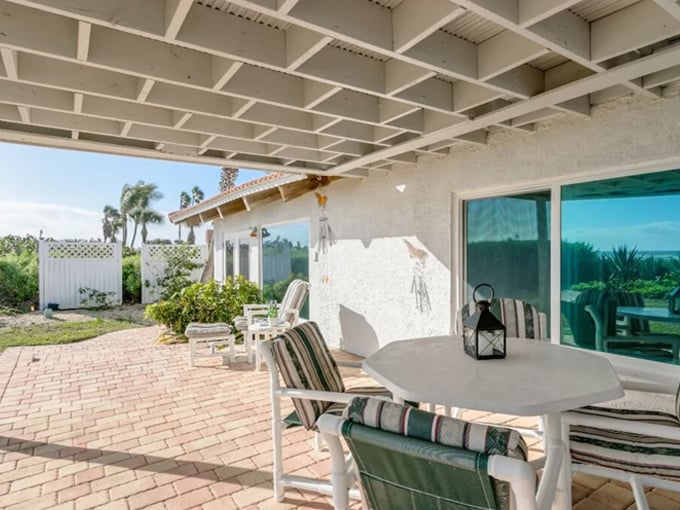 oceanfront house bungalow 9