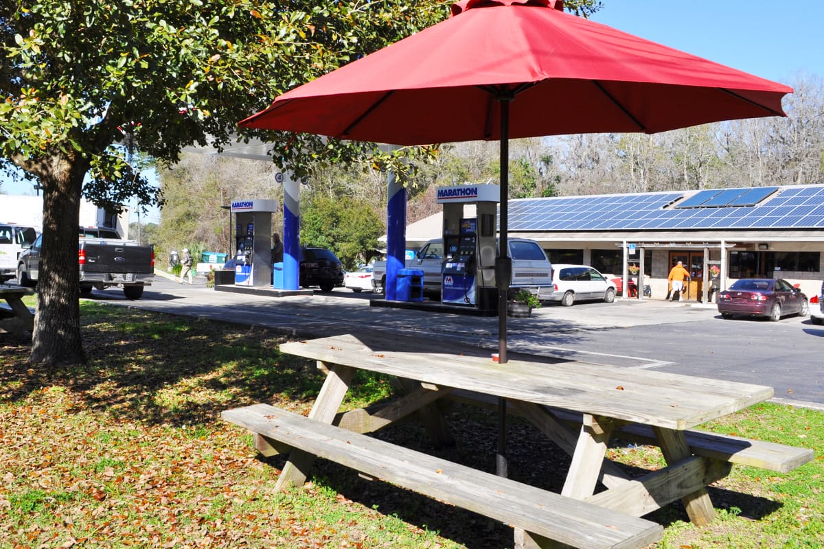 The Pearl Country Store's exterior.