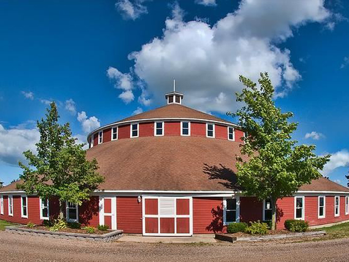 World's Largest Round Barn 2