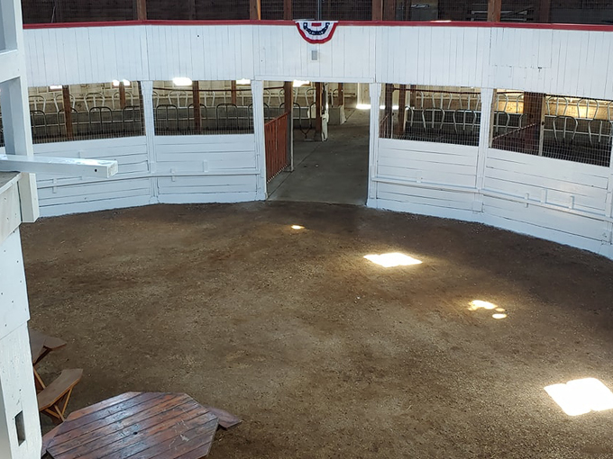World's Largest Round Barn 4