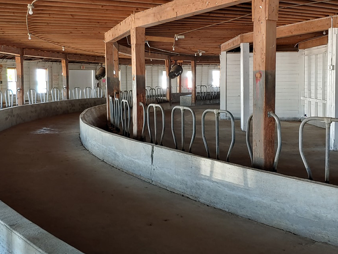 World's Largest Round Barn 5