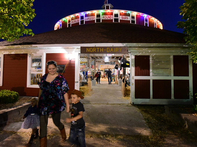 World's Largest Round Barn 9