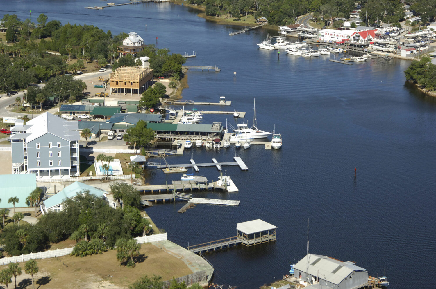 a colorful welcome sign featuring a heron and embellished with seashell motifs at the entrance of steinhatchee