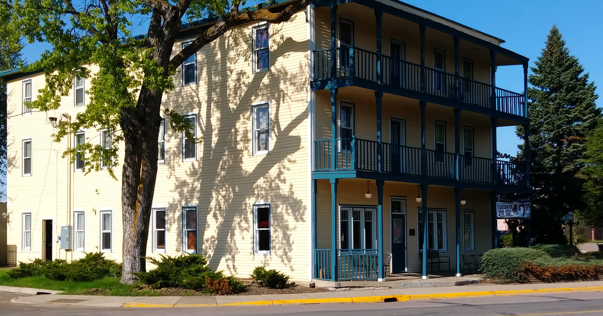 Spend A Night At Minnesota's 127-Year-Old Haunted Hotel For A Spooky Stay