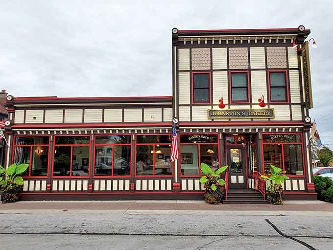 That classic storefront has been calling to hungry Wisconsinites for generations, promising fresh-baked goodness that never disappoints.