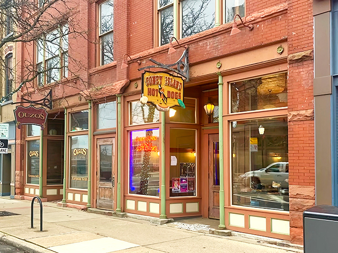 That cheerful vintage sign has been beckoning hungry folks for generations, and it still works like a charm.