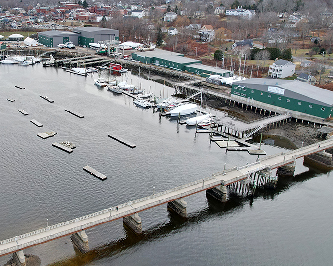 The footbridge spanning Belfast Harbor offers pedestrians breathtaking views and connects the town's waterfront districts.