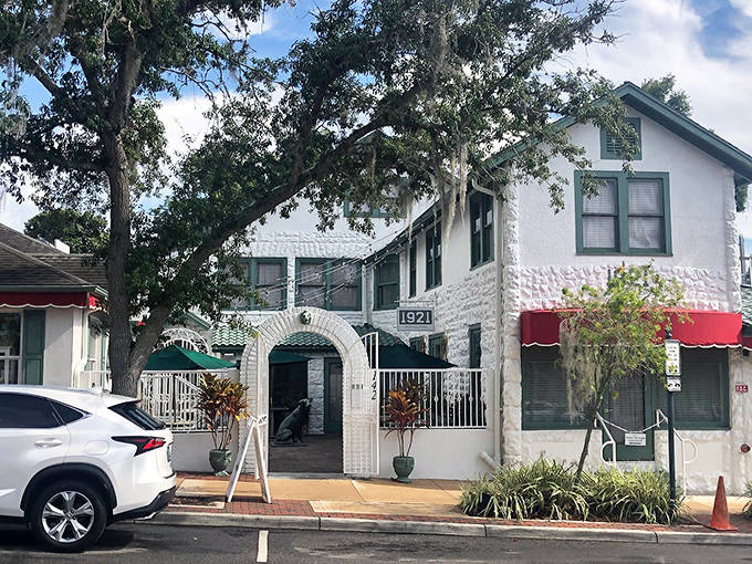 1921 Mount Dora blends historic architecture with contemporary dining, its white fa&ccedil;ade hiding culinary adventures that surprise and delight.