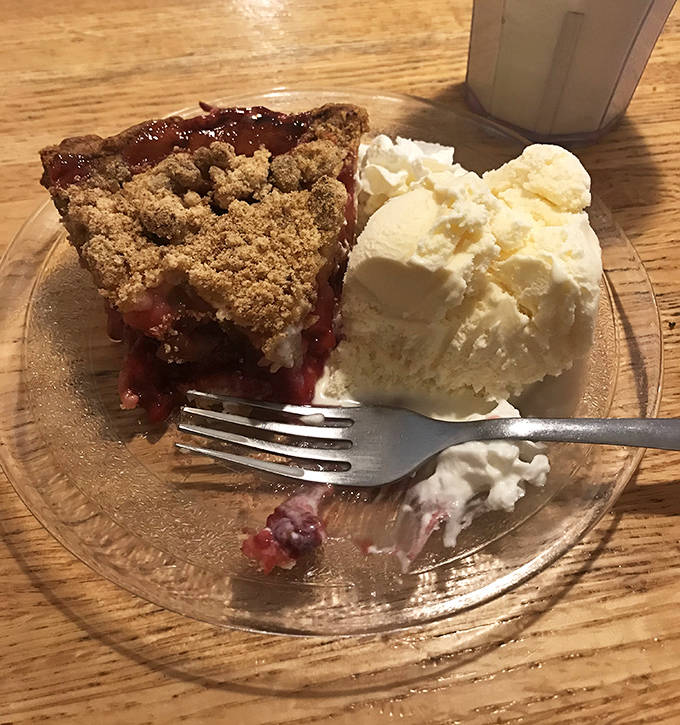 Berry crumble pie with ice cream that makes you close your eyes at first bite – dessert perfection without unnecessary frills.