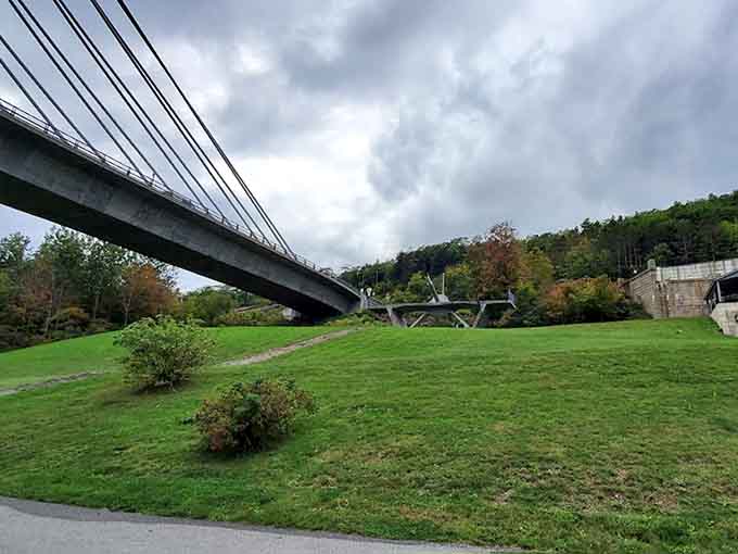 Green spaces surrounding the bridge prove that nature and modern engineering can absolutely coexist peacefully.