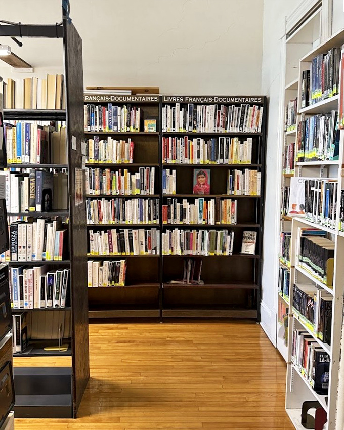 "Livres Fran&ccedil;ais-Documentaires" beckons the bilingual curious. Knowledge knows no borders in this international corner of learning.