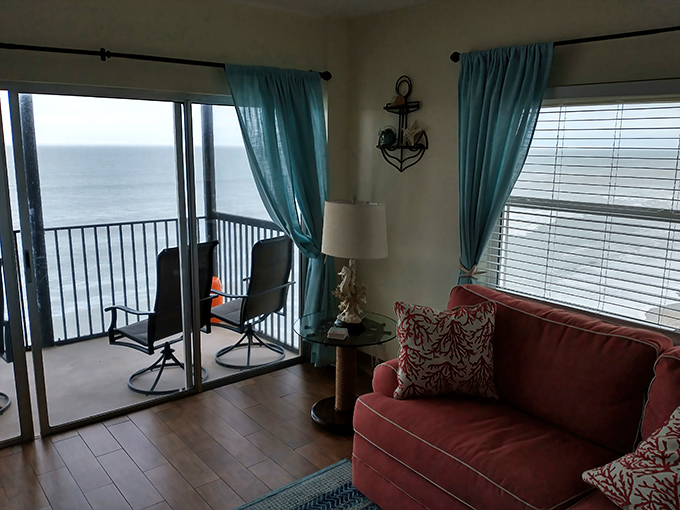 Coastal decor that doesn't scream "I bought everything from the beach-themed aisle at HomeGoods!" Though we wouldn't judge if you did.