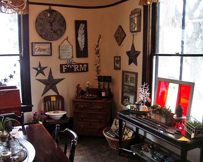 Rustic stars and farmhouse decor transform this corner into a country-chic dream, where every wall hanging tells a different story.