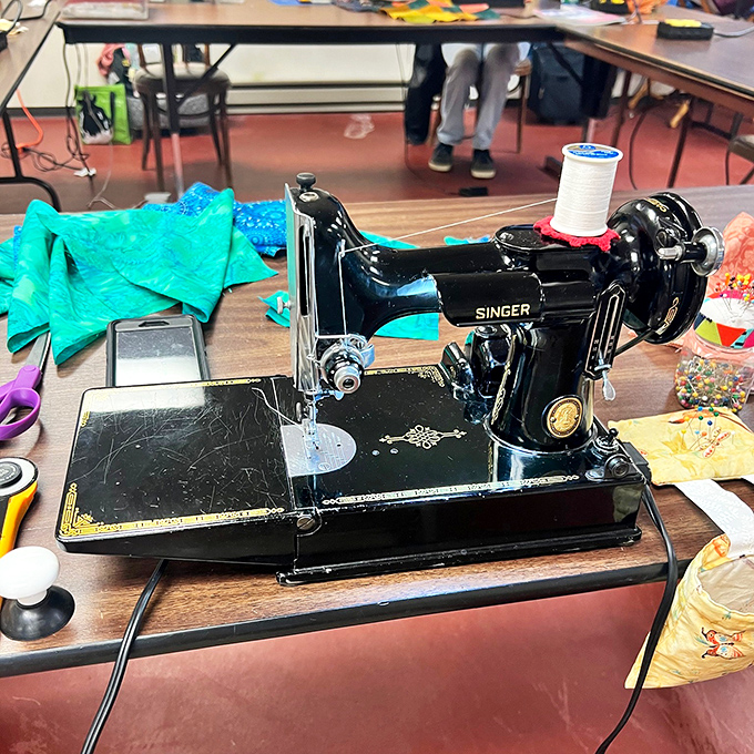 The humble Singer &ndash; this vintage beauty reminds us that behind every quilt is a dance between human creativity and mechanical precision.