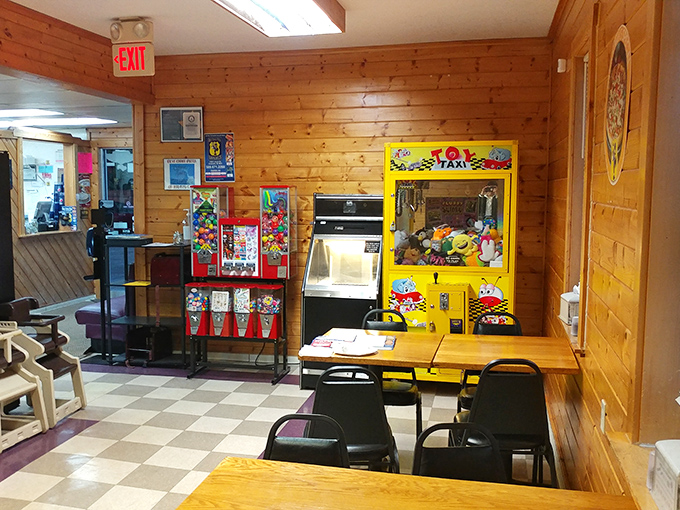 The game area offers entertainment for restless kids and nostalgic adults alike – because good pizza is worth waiting for.