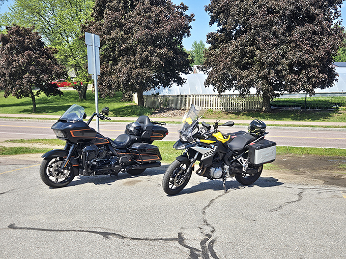 Even the parking lot has character, welcoming everyone from classic car enthusiasts to hungry motorcycle riders.