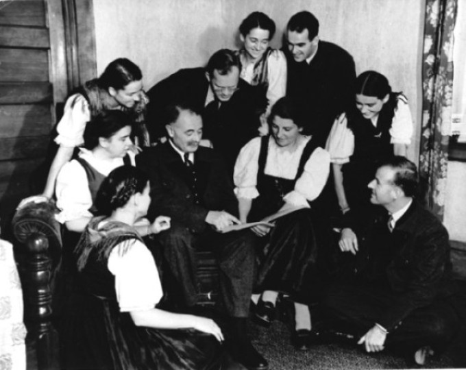 The family that sang their way into history, gathered around music the way others gather around dinner tables or campfires.