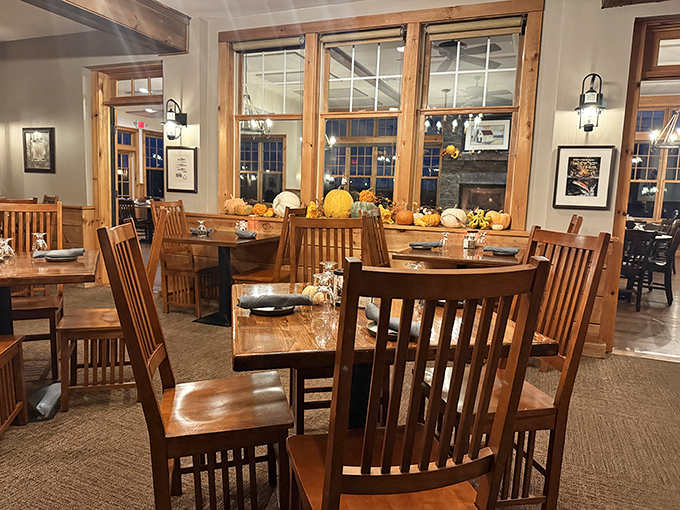 Wooden tables bathed in natural light create a cozy dining atmosphere, with seasonal gourds adding a touch of Vermont autumn charm.