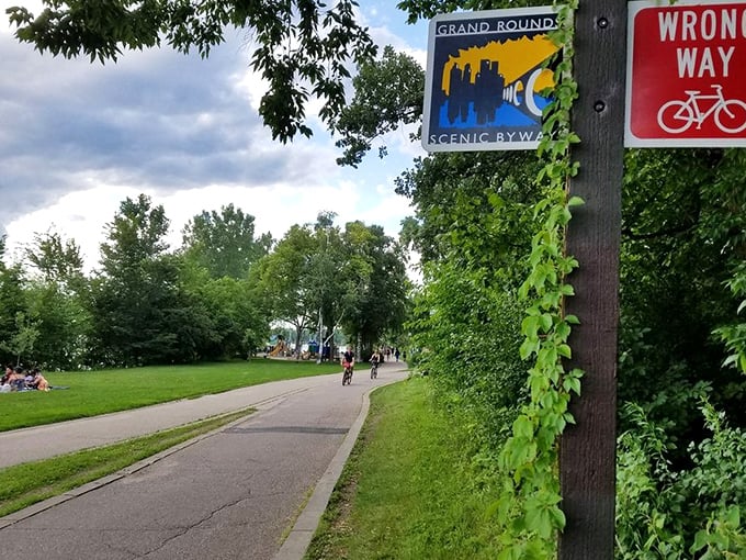 Grand Rounds Scenic Byway welcomes cyclists to a green corridor through the city, where nature and urban life coexist in perfect harmony.
