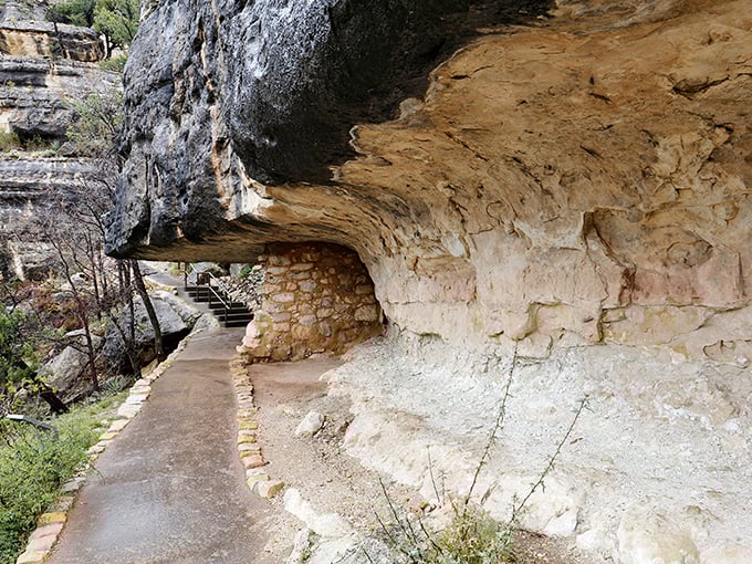 The limestone alcoves provided natural shelter, requiring the Sinagua to build only front walls to create complete dwellings.