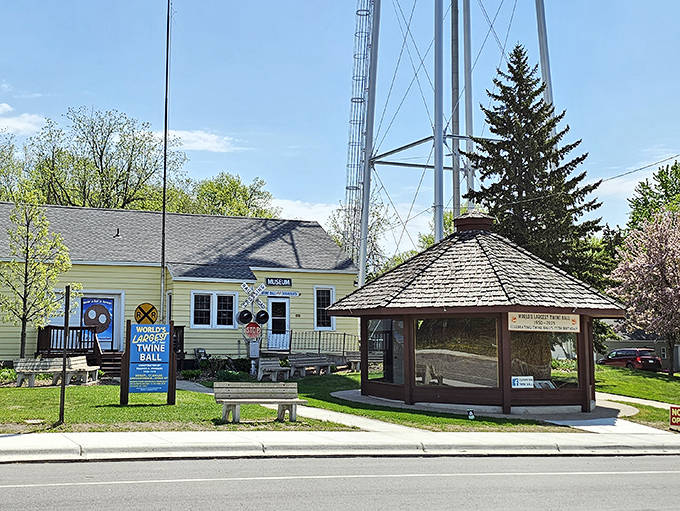 Darwin's claim to fame sits protected in its special gazebo &ndash; the World's Largest Ball of Twine, a monument to one man's peculiar passion.