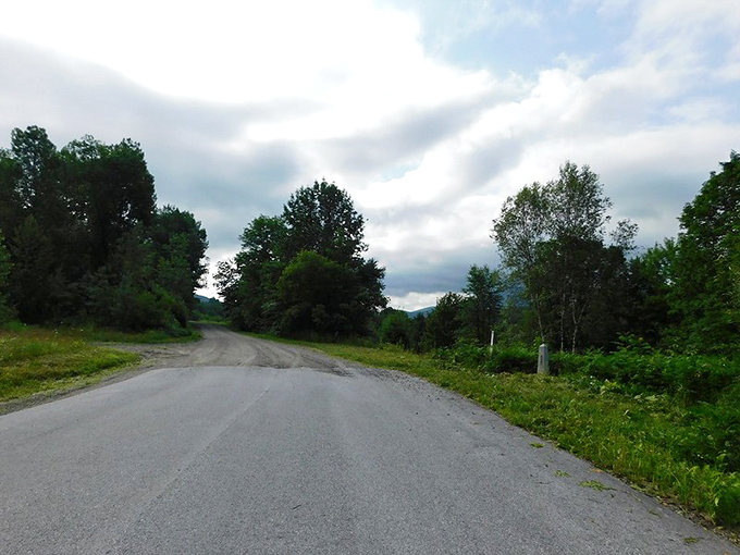 No dramatic border crossing here – just a humble road that decided to take a quick Canadian detour on its Vermont journey.