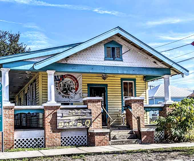 Al's Finger Licking Good occupies a cheerful yellow house that makes BBQ feel like coming home.