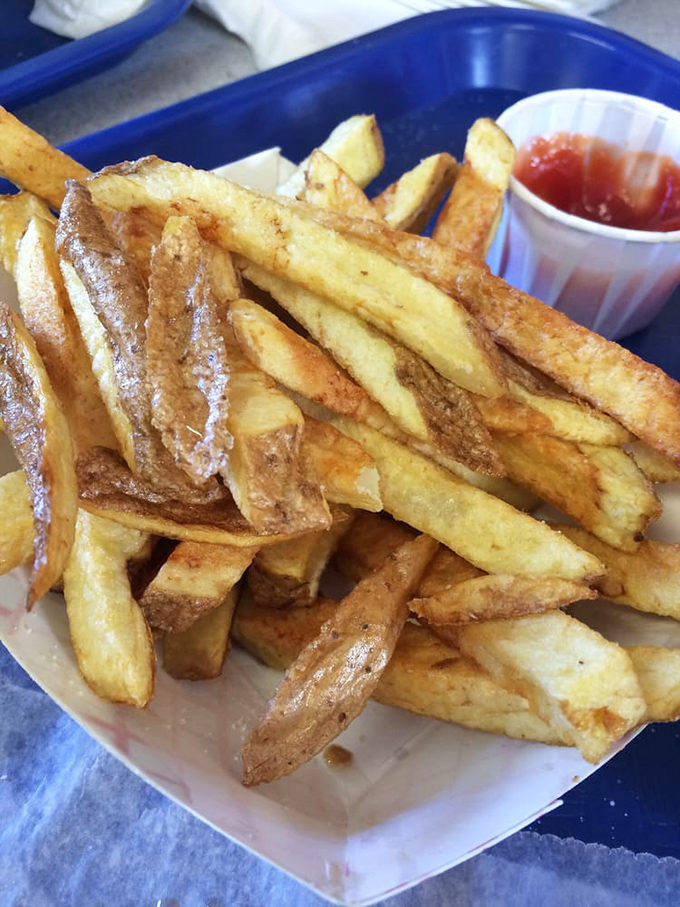 Hand-cut fries with that perfect golden exterior and fluffy interior &ndash; the ideal companion to Harmon's legendary burgers.