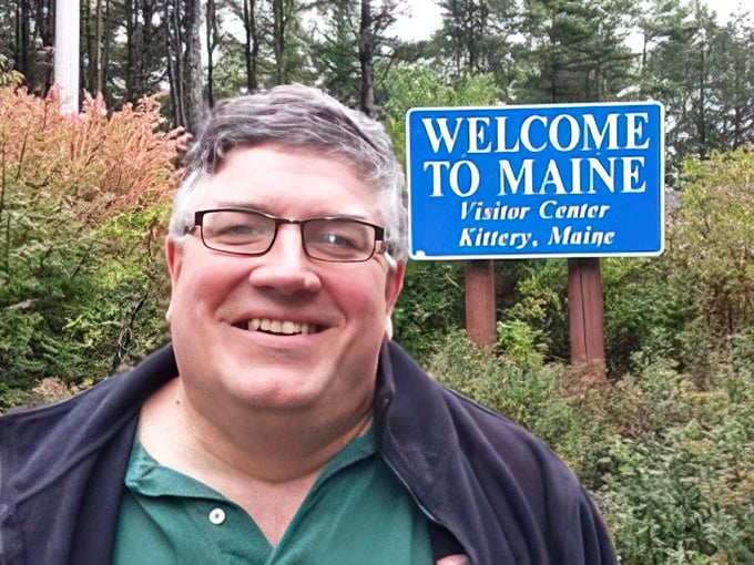 He's made it! Welcome to Kittery, Maine! Whether "from away" or returning home, always happy to see that sign!