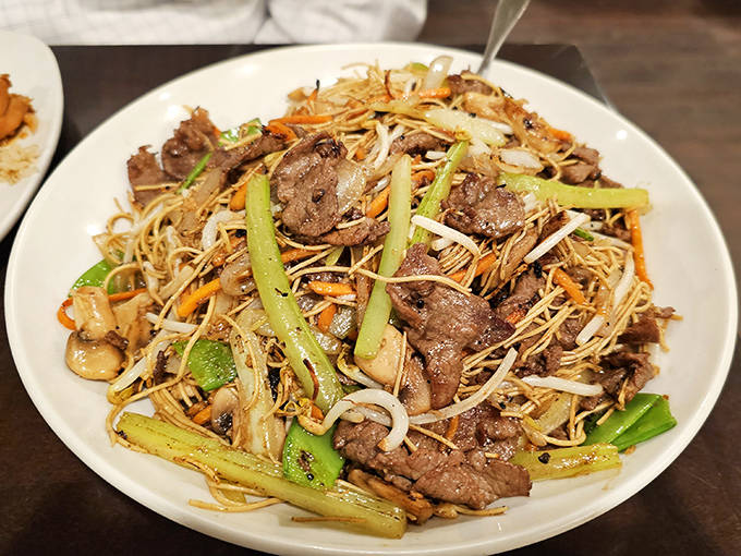 The beef lo mein delivers tender strips of beef dancing among perfectly cooked noodles &ndash; a supporting act worthy of its own spotlight.