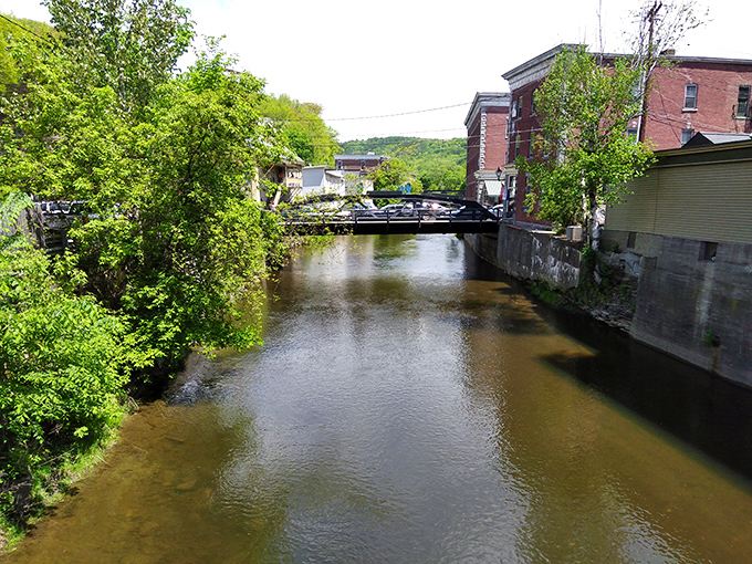 Montpelier's bridges connect more than just riverbanks &ndash; they link the city's historic past with its vibrant present in picture-perfect harmony.