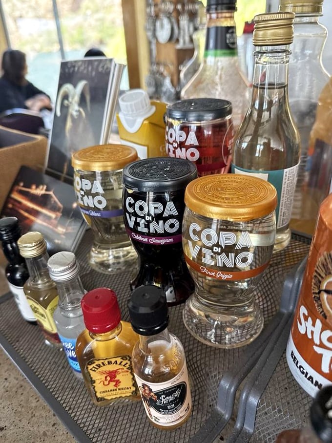 The well-stocked bar offers everything from local beers to cocktails, with wine options that pair nicely with buffet offerings.