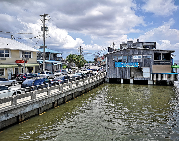 Duncan's on the Gulf serves up seafood with a side of spectacular views&mdash;the kind that make smartphones suddenly irrelevant.