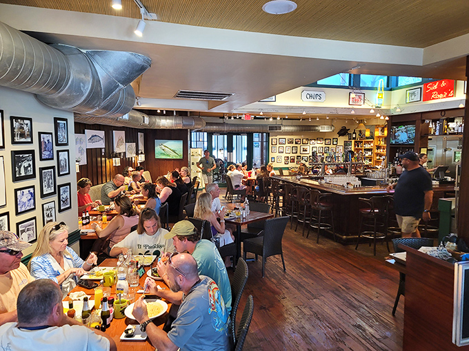 A full house of contented diners proves that some traditions &ndash; like excellent seafood in a welcoming atmosphere &ndash; never go out of style.