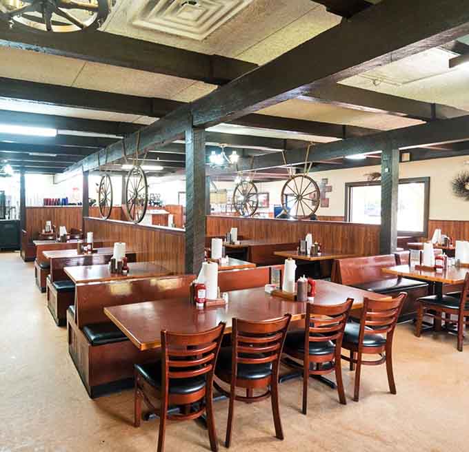 Wagon wheels and wood paneling create the perfect backdrop for getting delightfully messy with your meal.