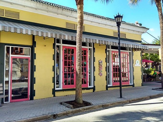 OSSORIO Bakery & Cafe tempts passersby with aromas of freshly baked pastries and artisanal breads that would make even the most disciplined dieter weak at the knees.