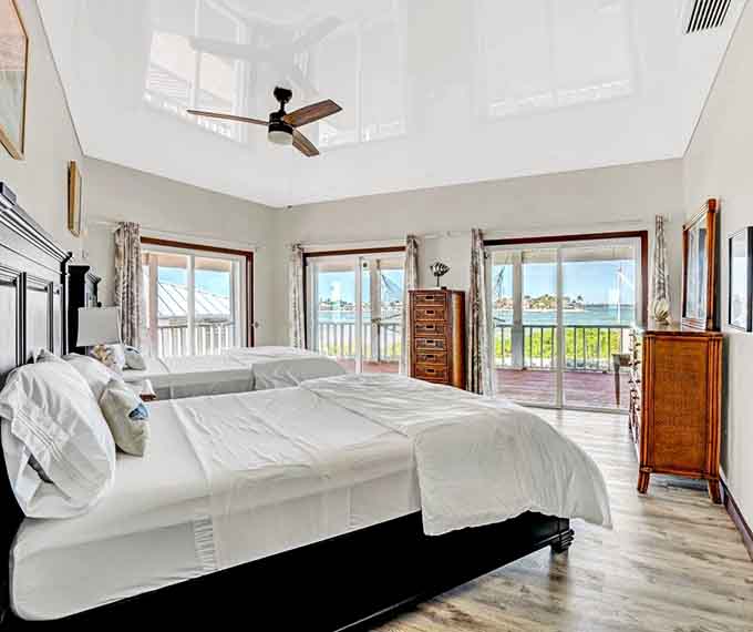 Inside these canvas-topped havens, plush king beds and rustic-chic d&eacute;cor create a pioneer fantasy that actual settlers could only dream about.