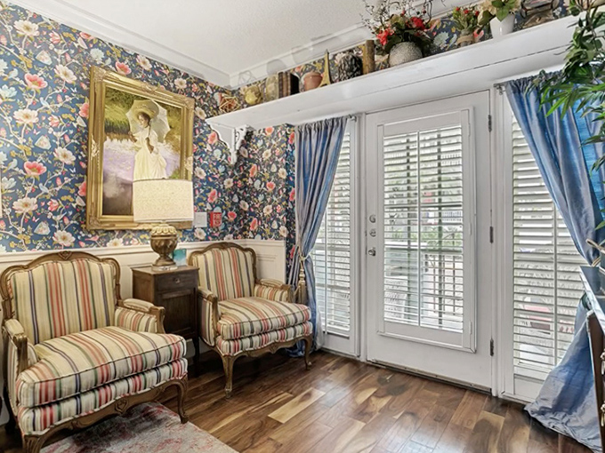 Floral Lounge Corner: These vintage chairs have heard a century of conversations &ndash; and might just be hosting invisible sitters when you're not looking.